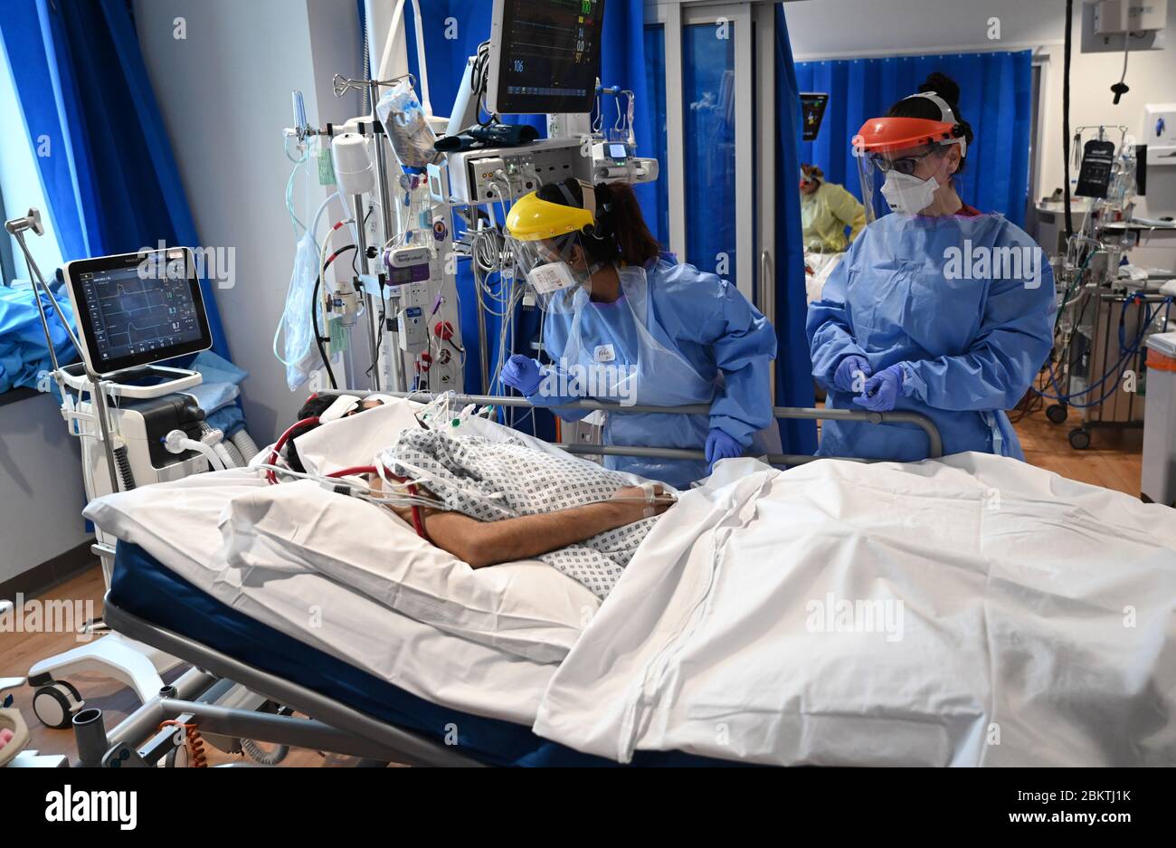 Clinical staff wear personal protective equipment ppe hi-res stock ...