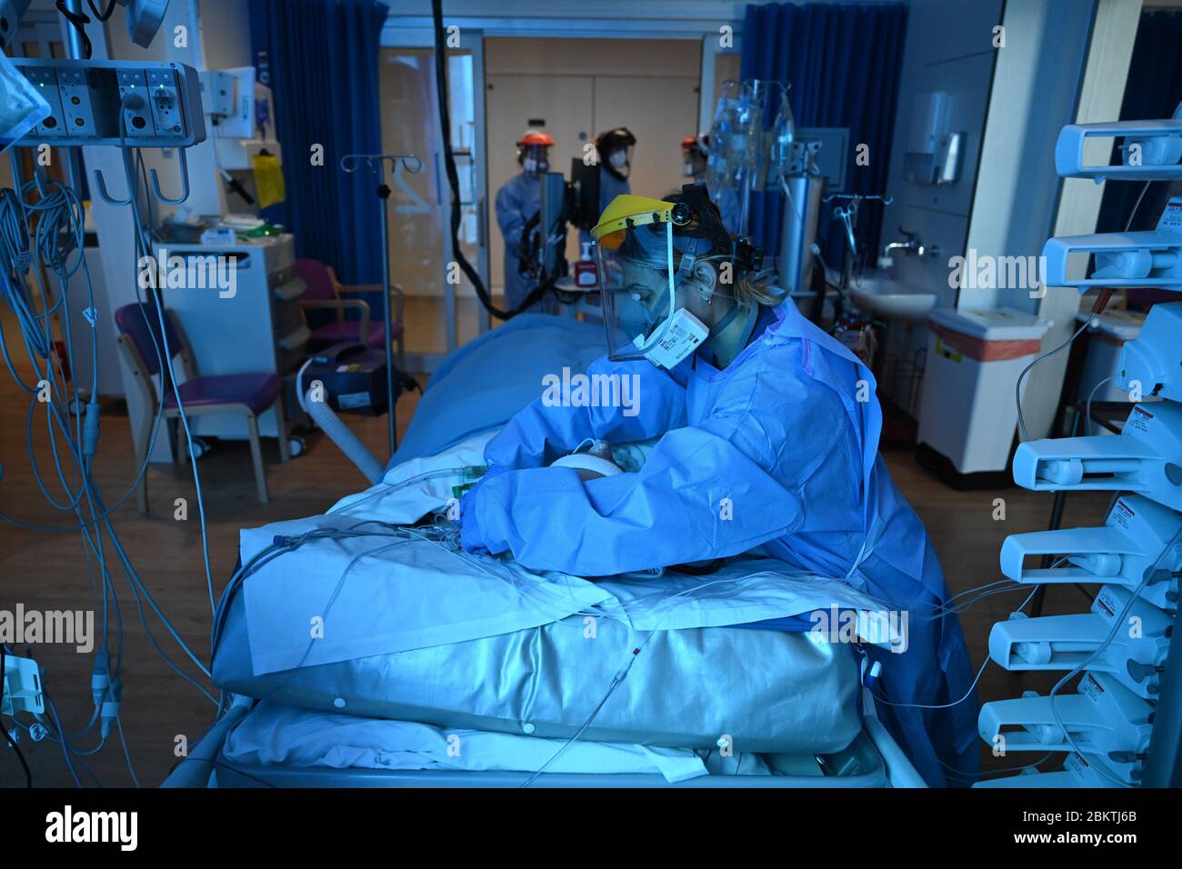 Clinical staff wear personal protective equipment ppe hi-res stock ...