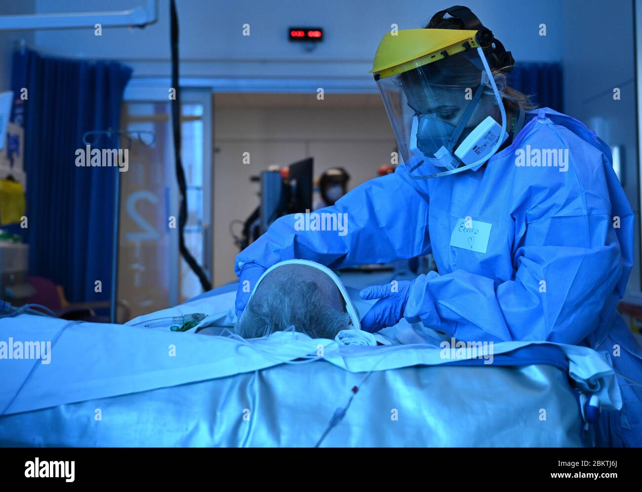 Clinical staff wear personal protective equipment ppe hi-res stock ...