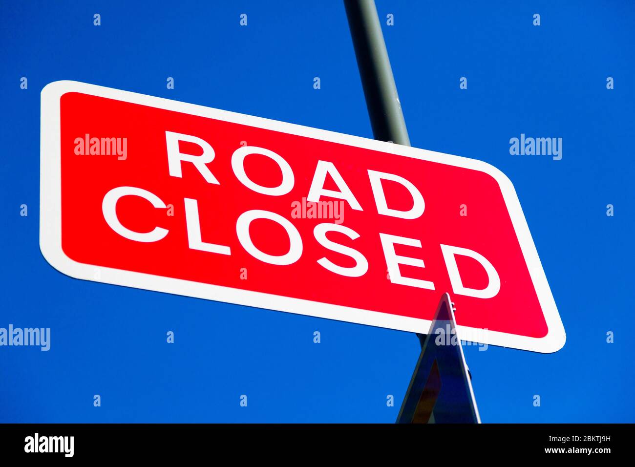 Road closed sign new hi-res stock photography and images - Alamy