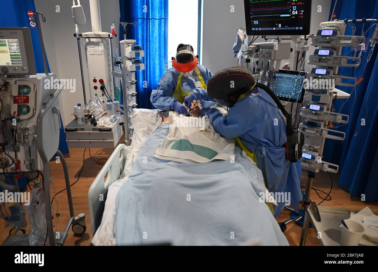 Clinical staff wear personal protective equipment ppe hi-res stock ...