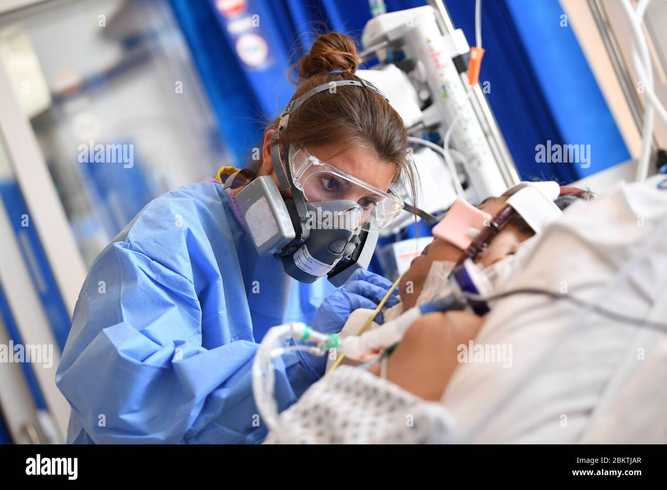 Clinical staff wear personal protective equipment ppe hi-res stock ...