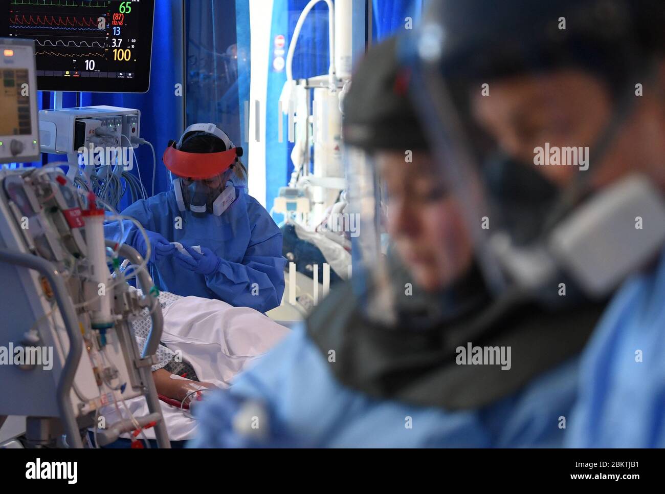 Clinical staff wear personal protective equipment ppe hi-res stock ...