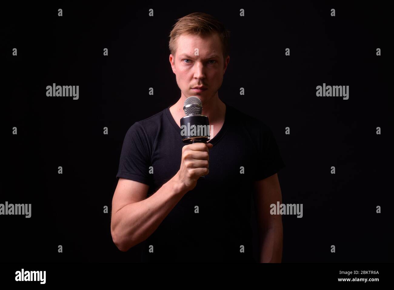 Singer using microphone hi-res stock photography and images - Alamy