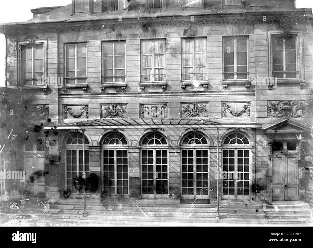 Hôtel du Baron Roger - Cour d'entrée Façade principale - Paris 08 ...