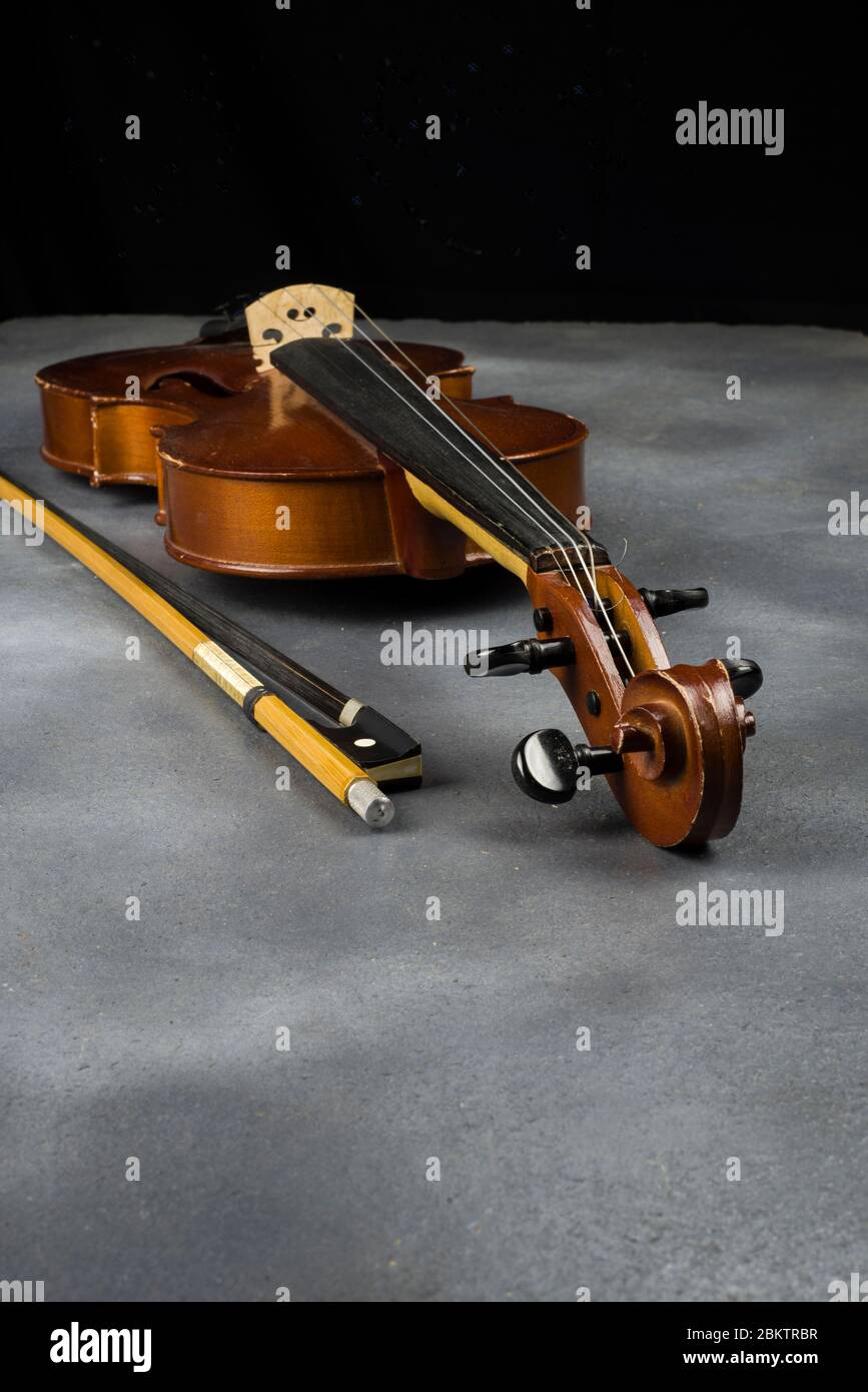 old fiddle on the floor Stock Photo - Alamy