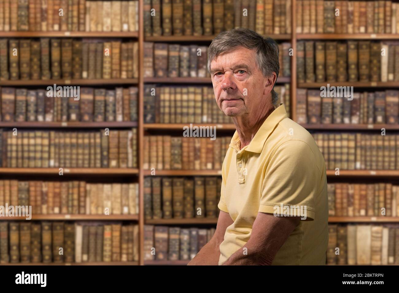 Home library book shelves hi-res stock photography and images - Alamy
