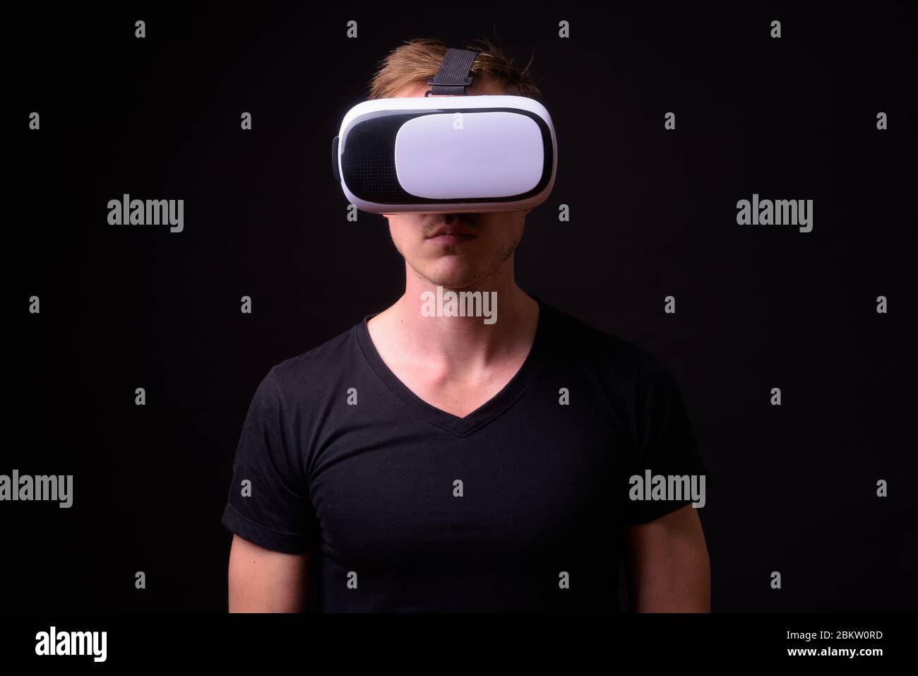 Young man virtual reality headset hi-res stock photography and images ...