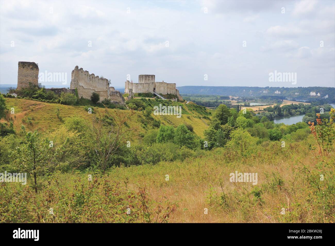 Hilltop castle overlooking river hi-res stock photography and images - Alamy