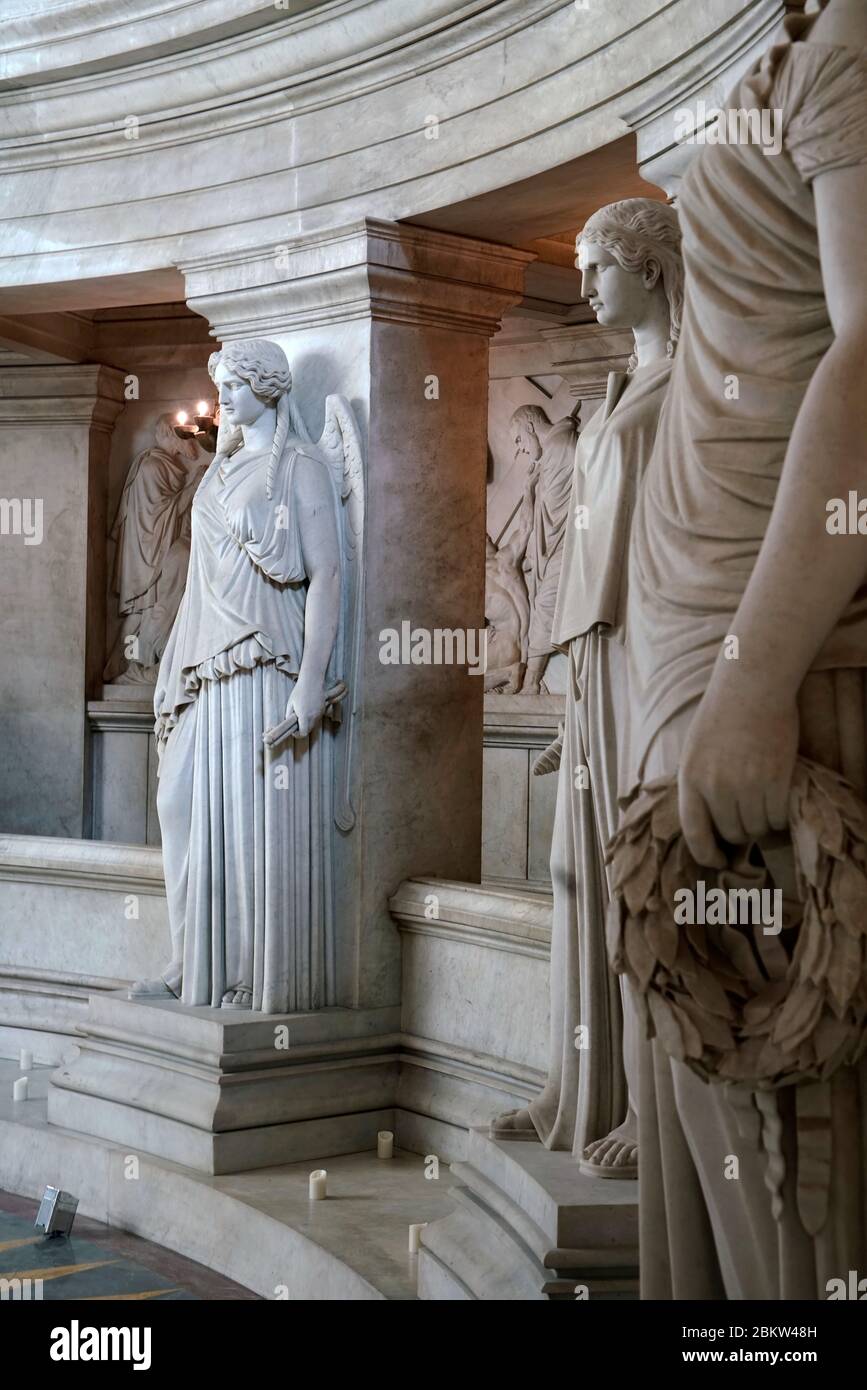 Marble Victory angel statues in the crypt of Napoleon's tomb inside of ...