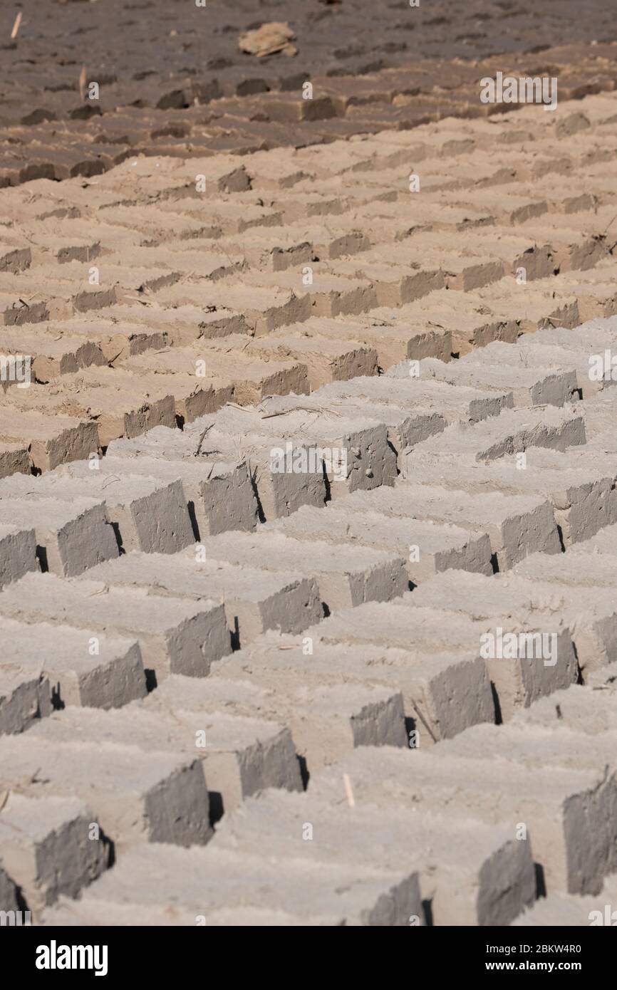 Straw brick hi-res stock photography and images - Alamy
