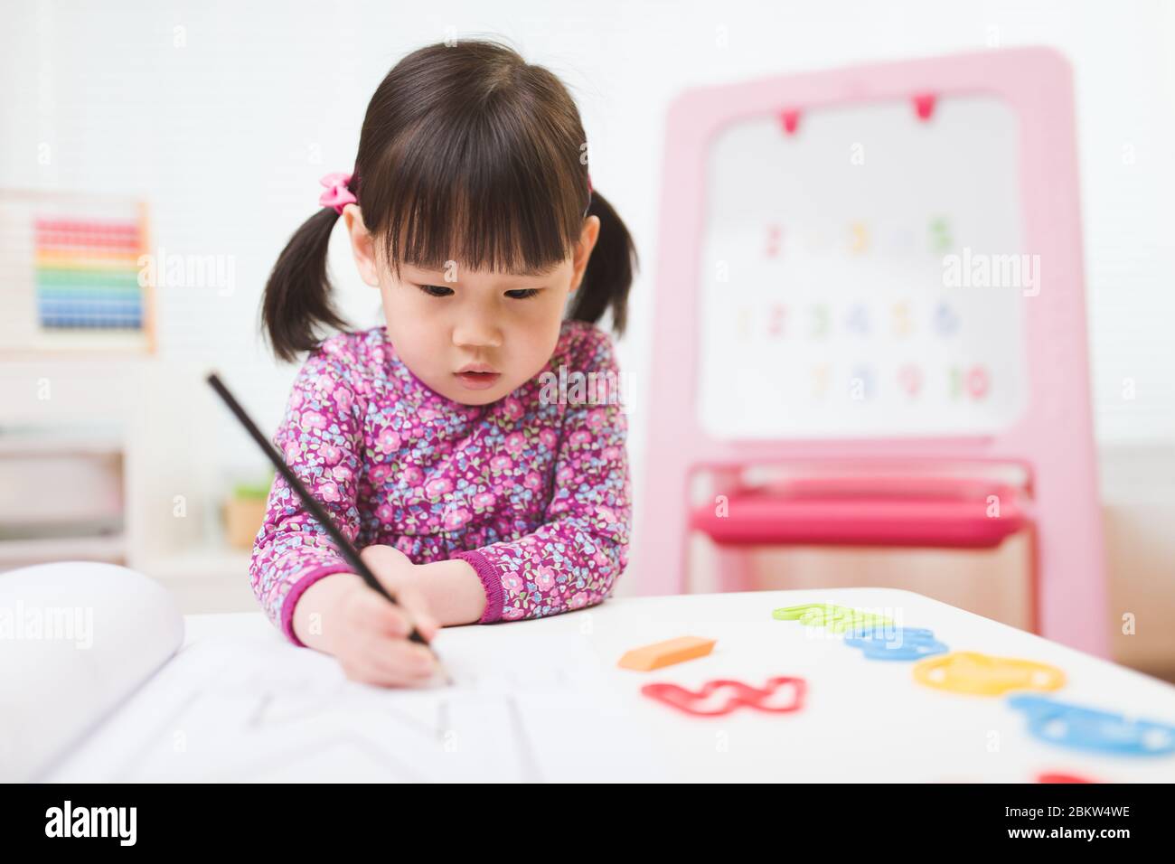 Kids writing japanese letters hi-res stock photography and images - Alamy