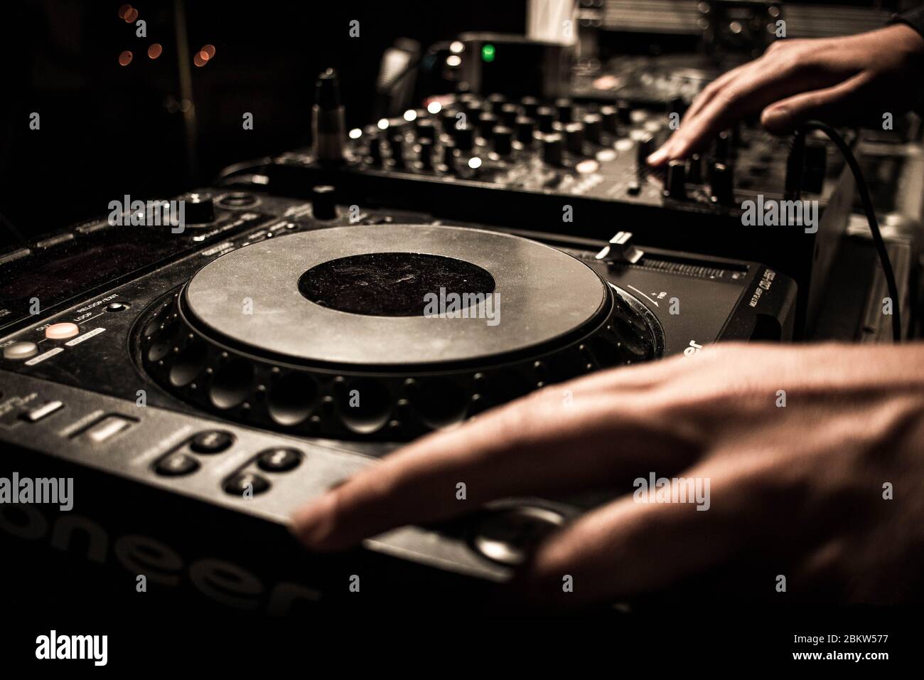 Dj turntables hi-res stock photography and images - Alamy