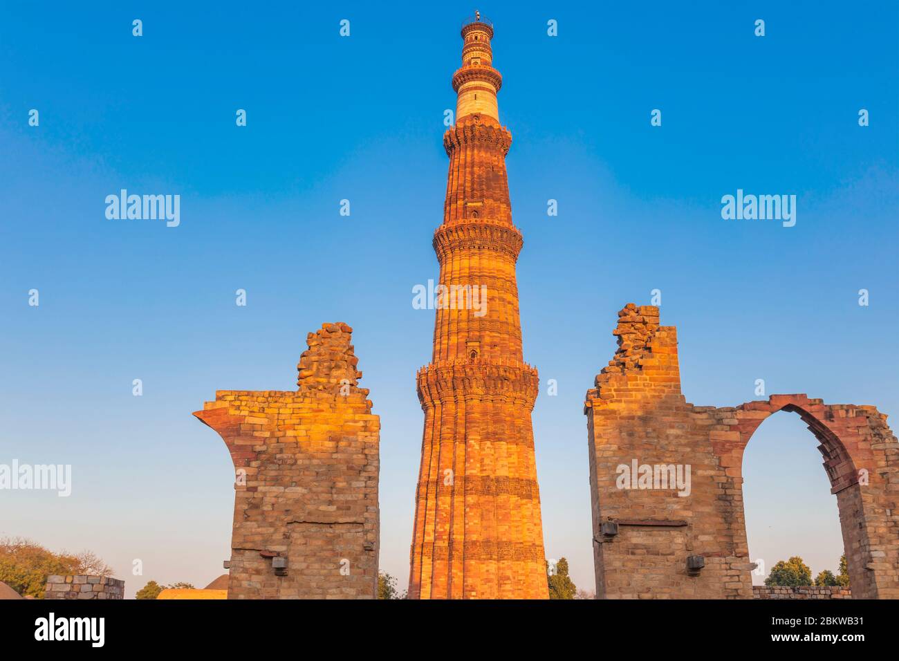 Qutb Minar minaret, 13th century, Qutb Minar complex, Delhi, India ...