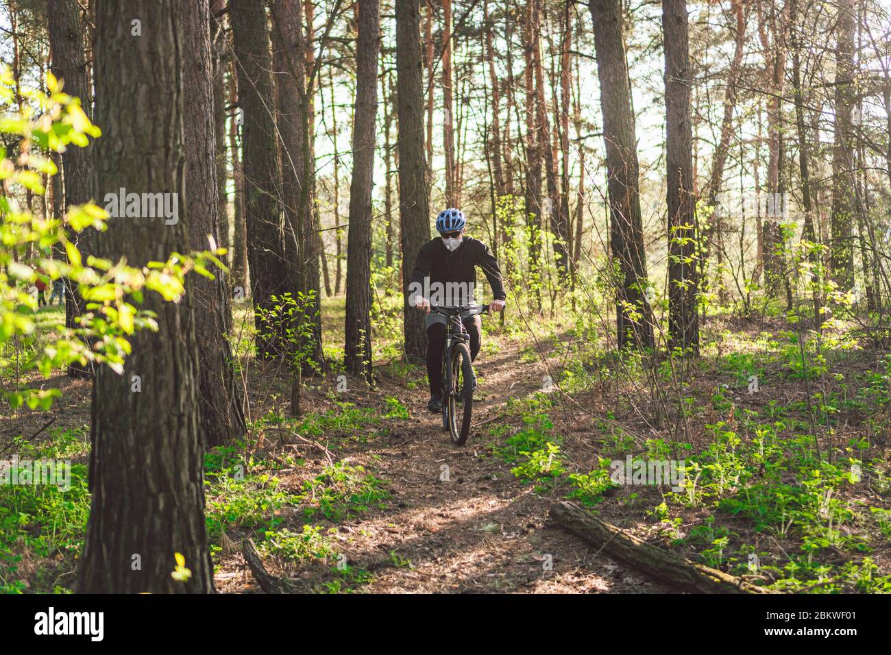 Cyclist wearing pollution mask. Young guy in respirator with filter pm ...