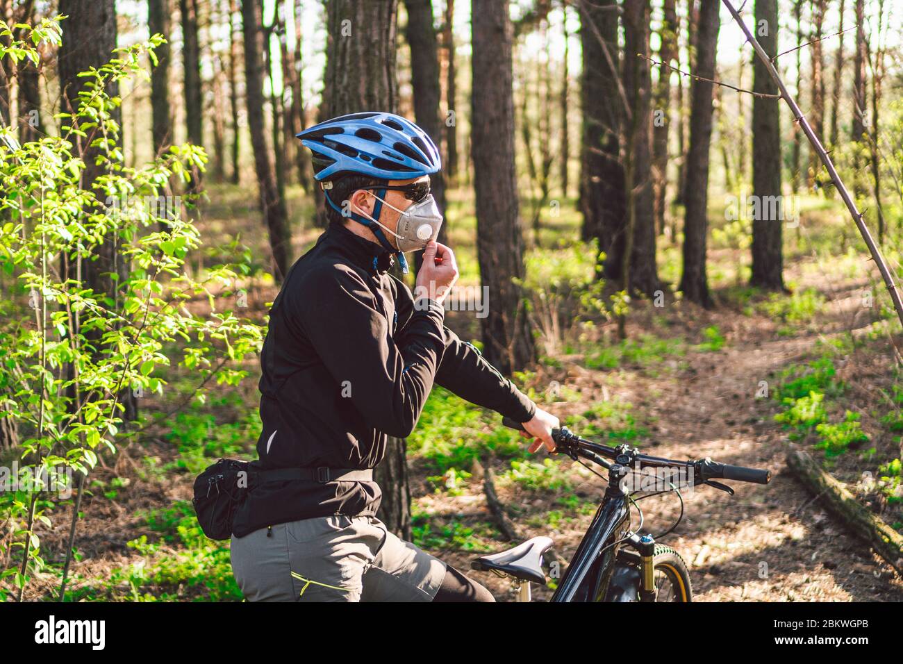 Cyclist wearing pollution mask. Young guy in respirator with filter pm ...