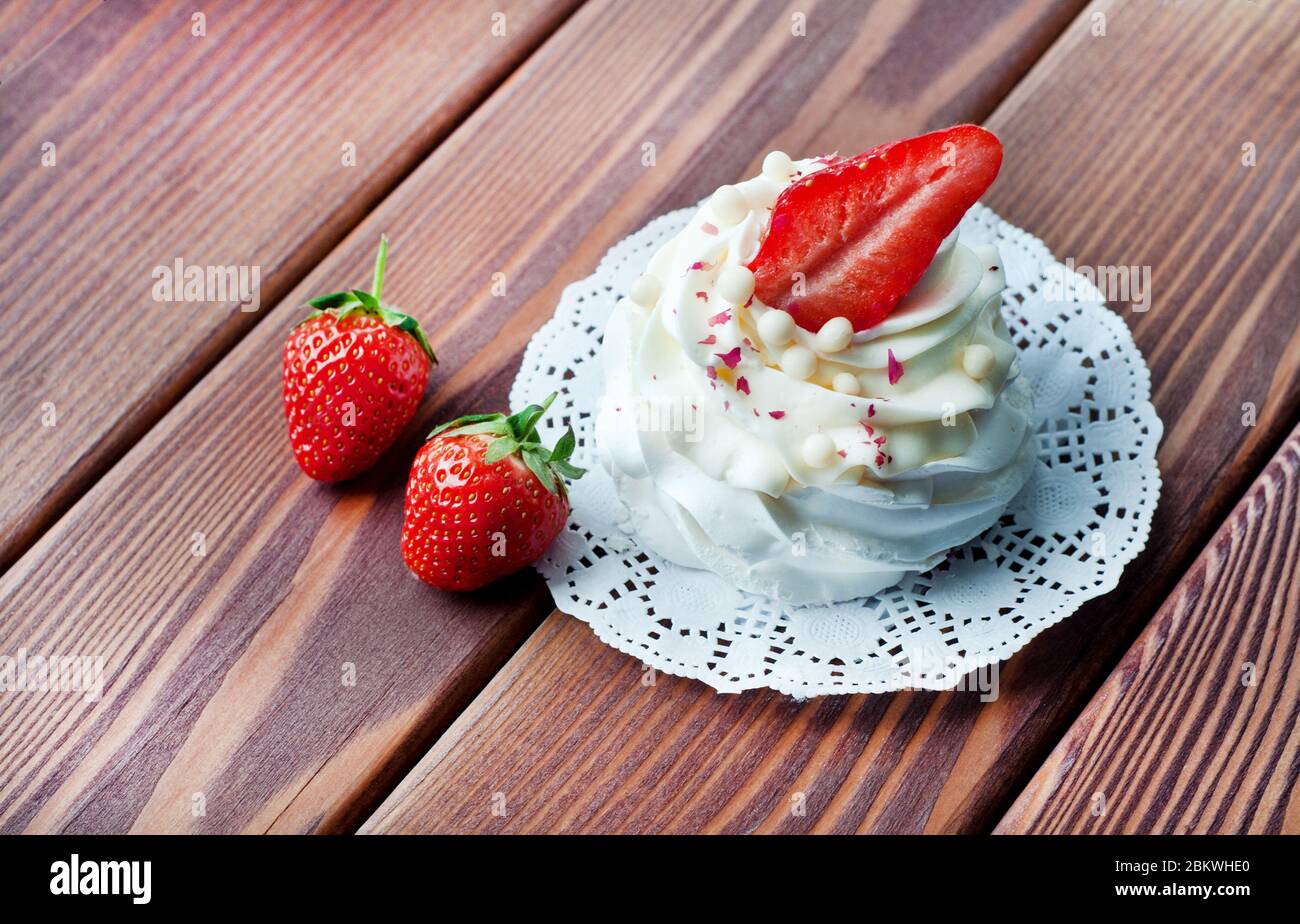 Pavlova dessert hi-res stock photography and images - Alamy