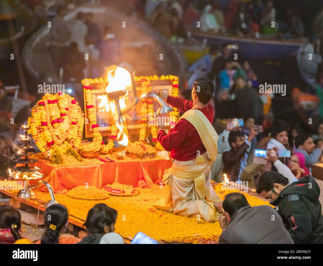 India ceremony fire varanasi hi-res stock photography and images - Alamy