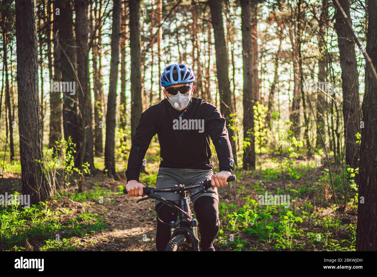 Cyclist wearing pollution mask. Young guy in respirator with filter pm ...