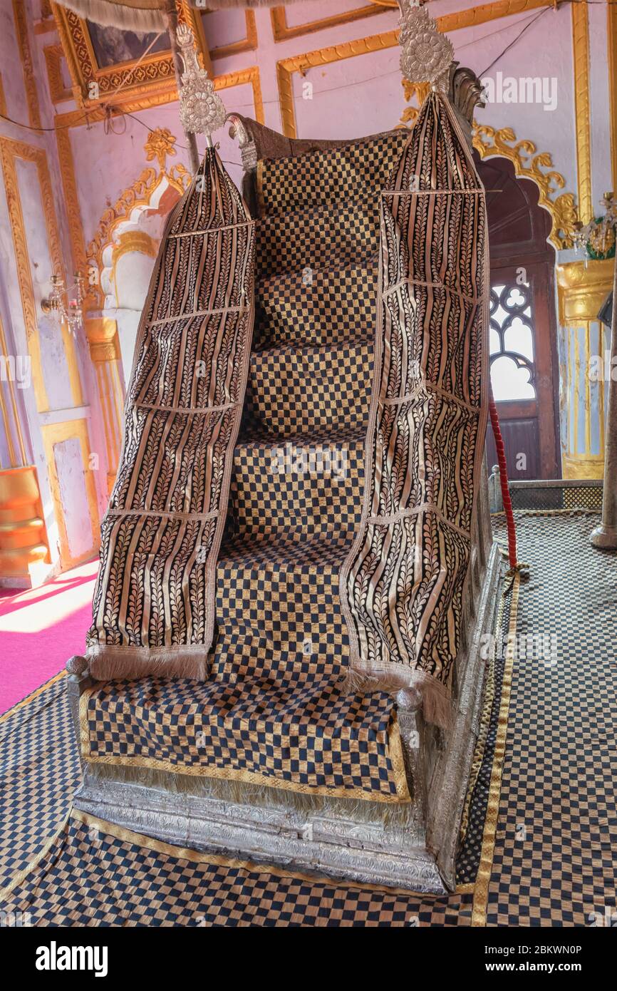 Indian throne hi-res stock photography and images - Alamy