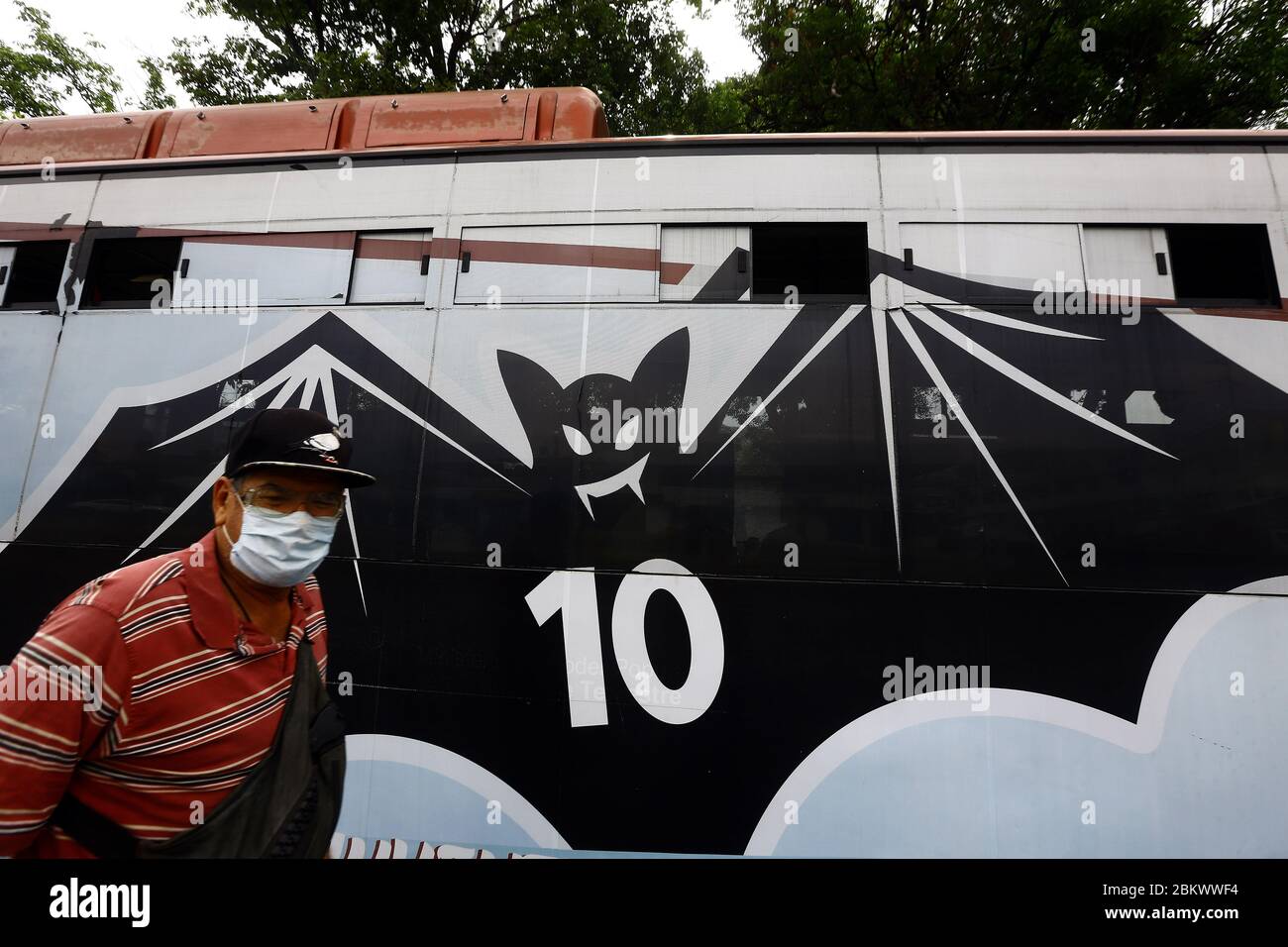 Valencia, Carabobo, Venezuela. 5th May, 2020. MY 05, 2020. An elderly ...