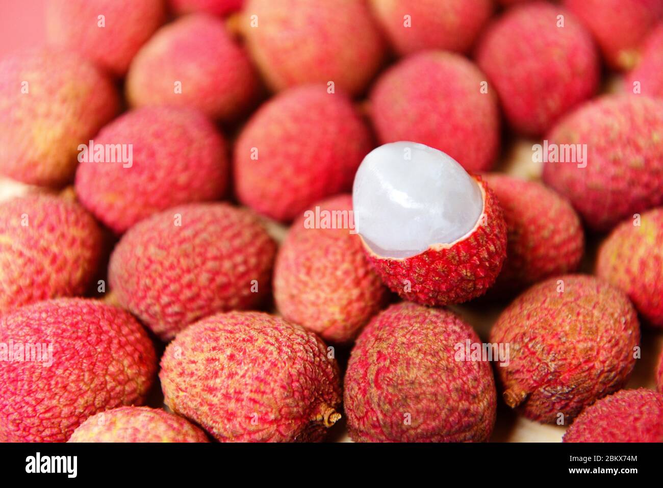 Lychee slice peeled texture background top view / Fresh lychee harvest ...