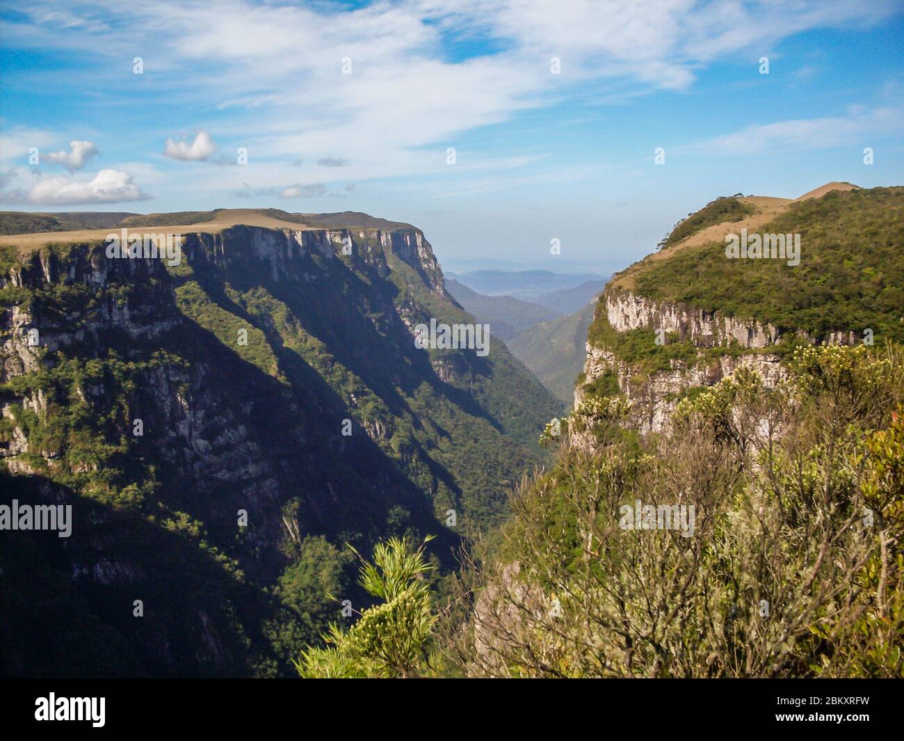 Beautiful landscape of Fortaleza Canyon and green rainforest, Cambara ...
