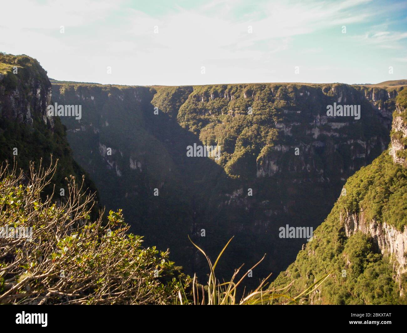 Beautiful landscape of Fortaleza Canyon and green rainforest, Cambara ...