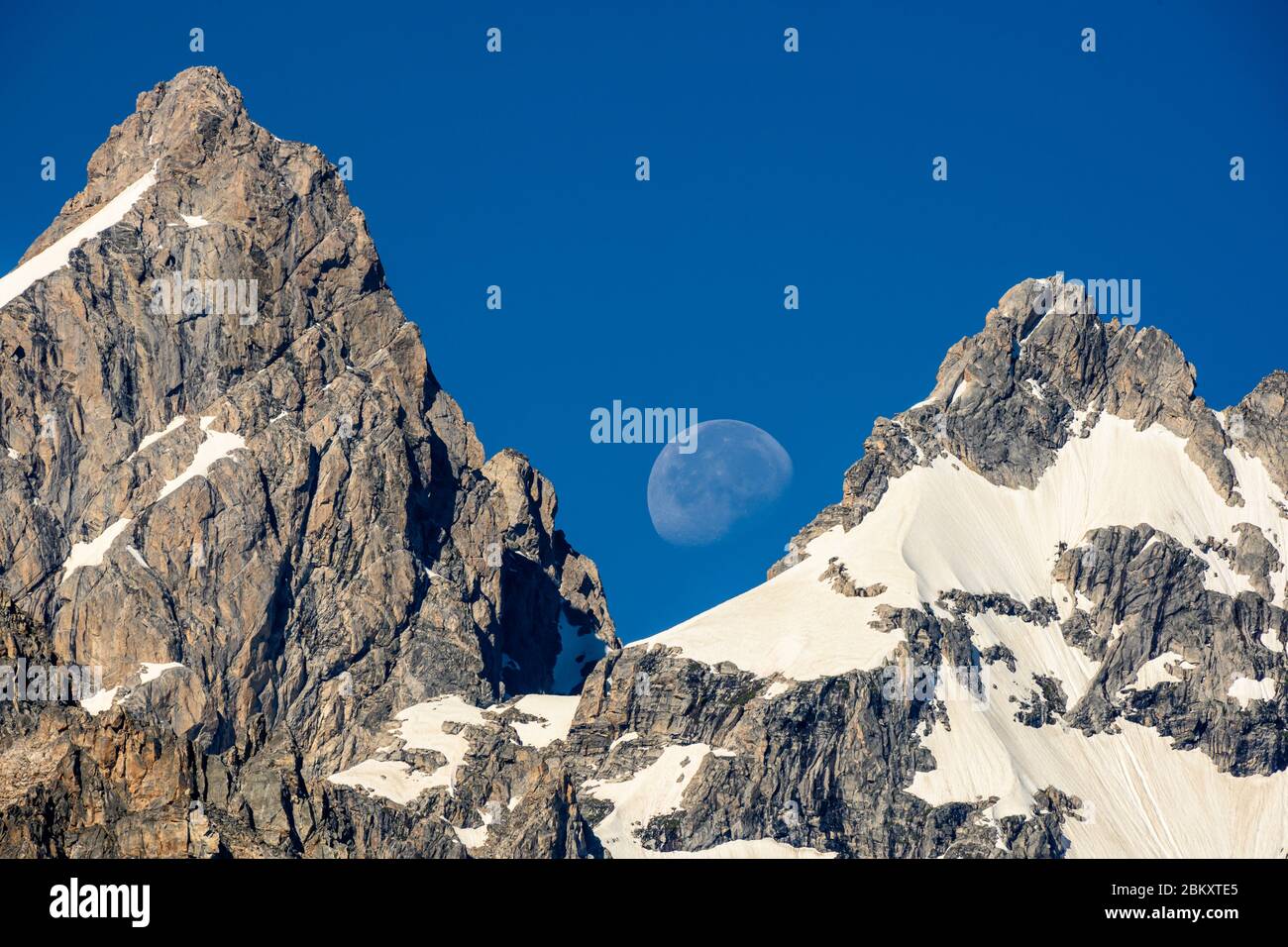 Moon in between mountains hi-res stock photography and images - Alamy