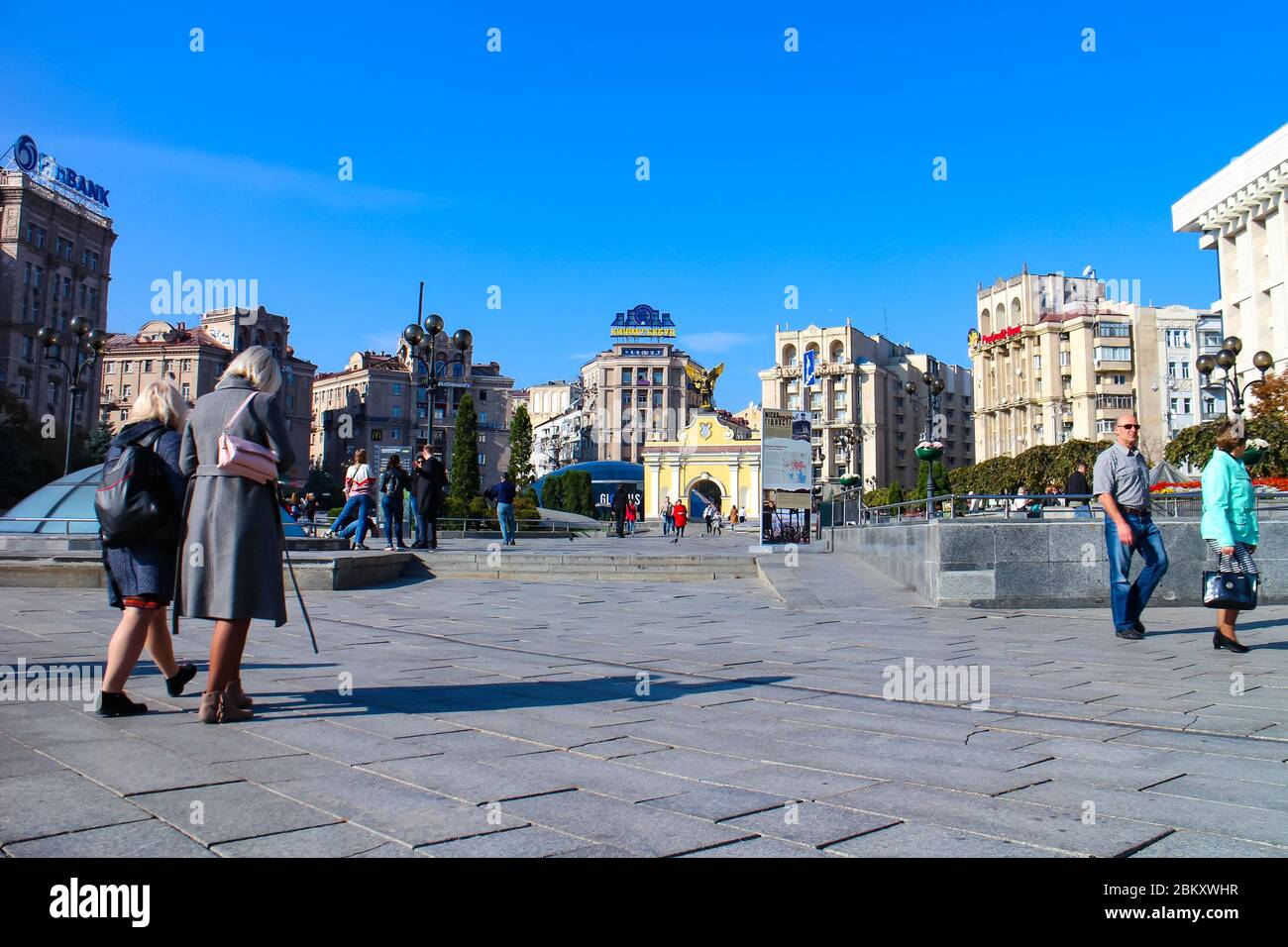 Urban life at Maidan Nezalezhnosti, the main square in central Kiev ...