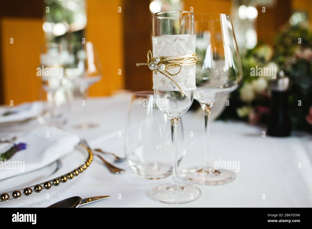 table setup, wedding guest table, reception layout Stock Photo - Alamy