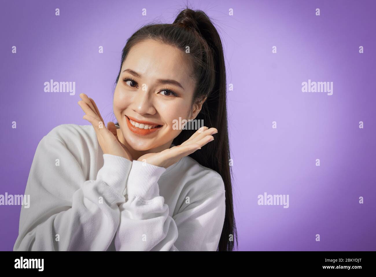 Leaning on the chin with both hands hi-res stock photography and images ...