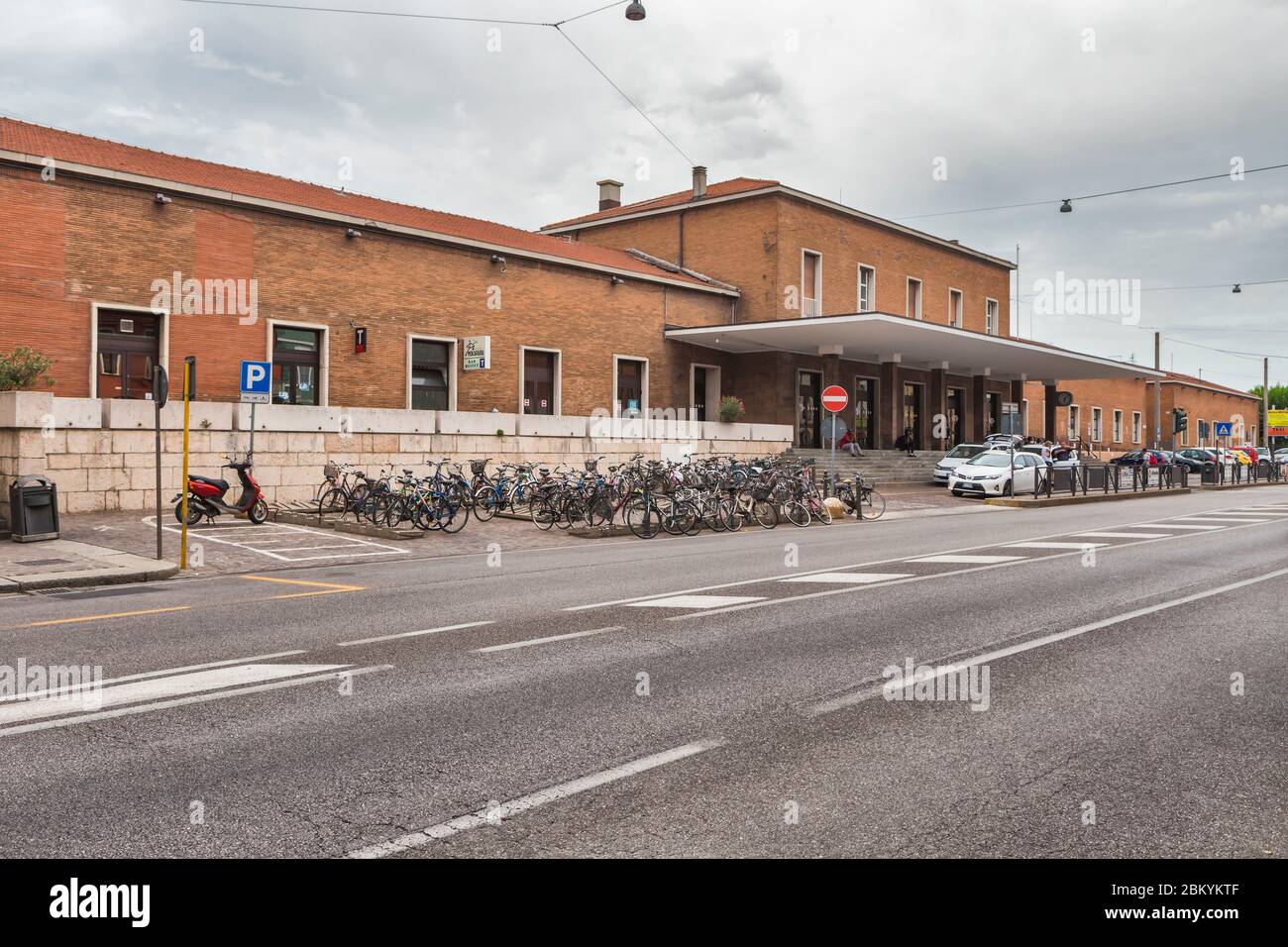Verona train station veneto italy hi-res stock photography and images ...