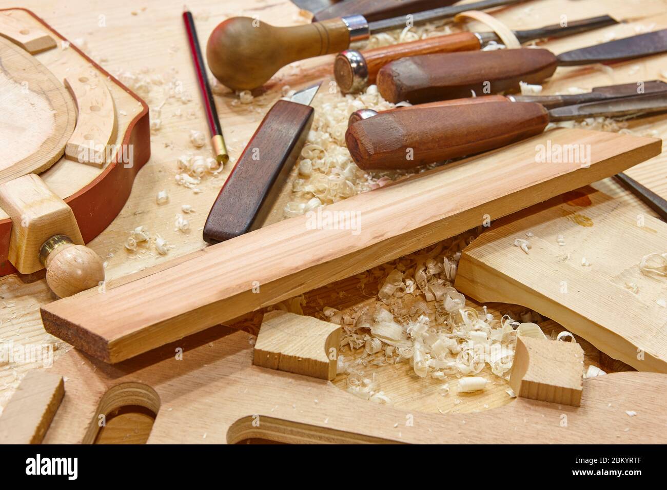 Violin work maker wood hi-res stock photography and images - Alamy