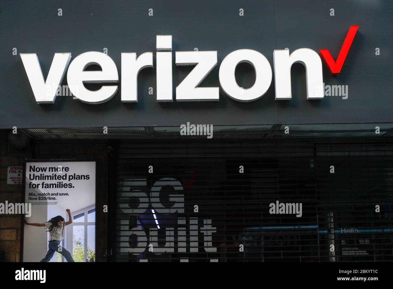 Verizon sign logo hi-res stock photography and images - Alamy
