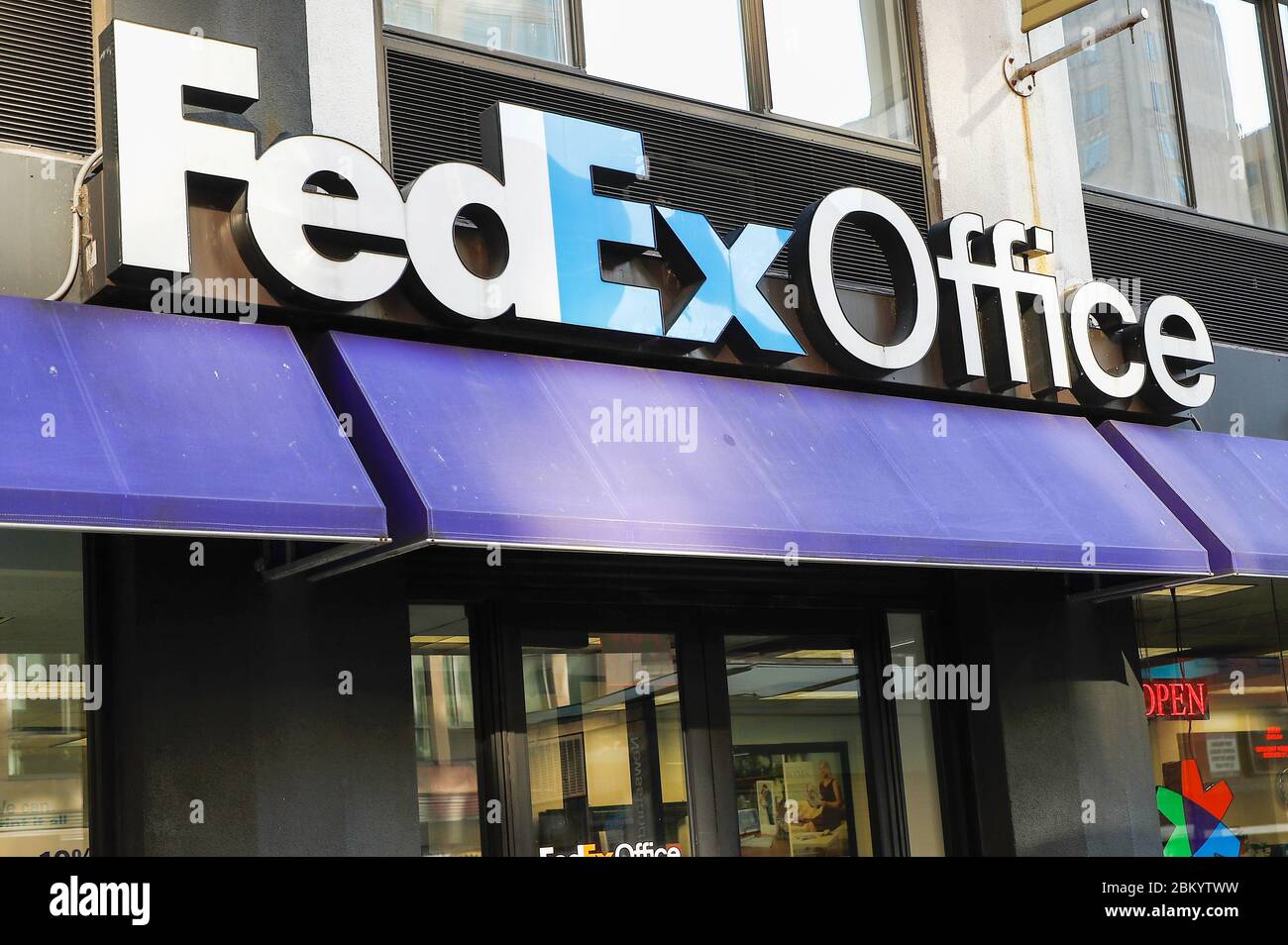 Fedex logo hi-res stock photography and images - Alamy