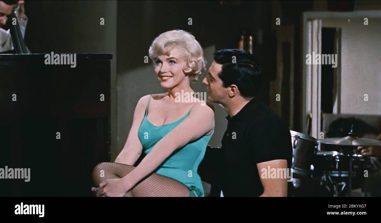 USA. Marilyn Monroe and Frankie Vaughan in a scene from the ©Twentieth ...