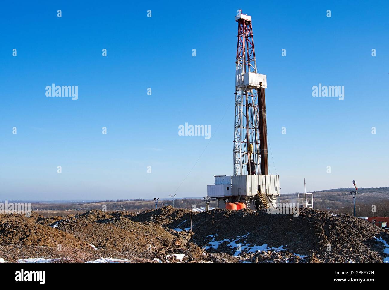Onshore oil rig hi-res stock photography and images - Alamy