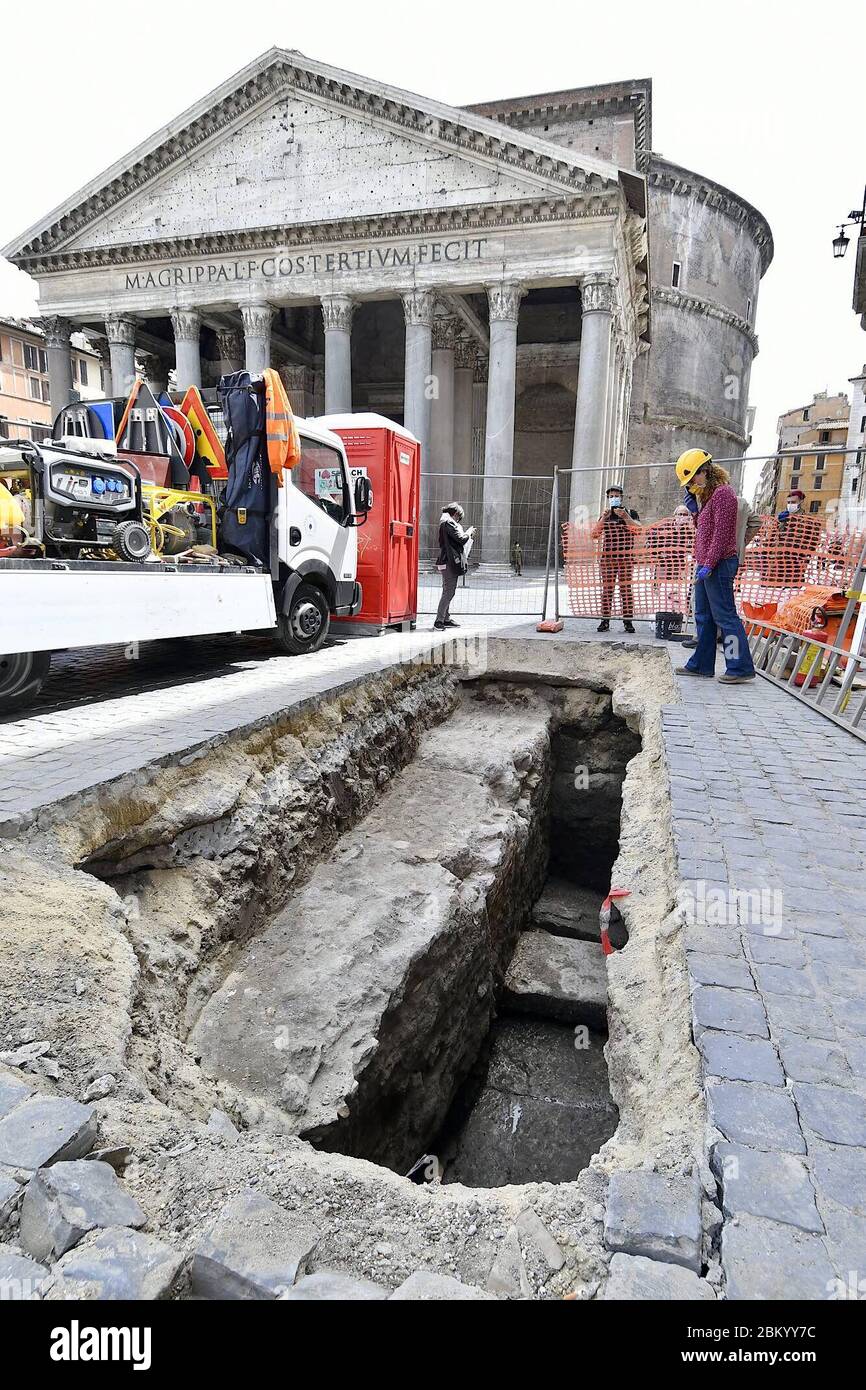 Rome, Italy. 05th May, 2020. Pantheon, a hole opens and the original ...