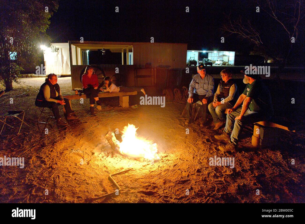 Campfire outback australia hi-res stock photography and images - Alamy