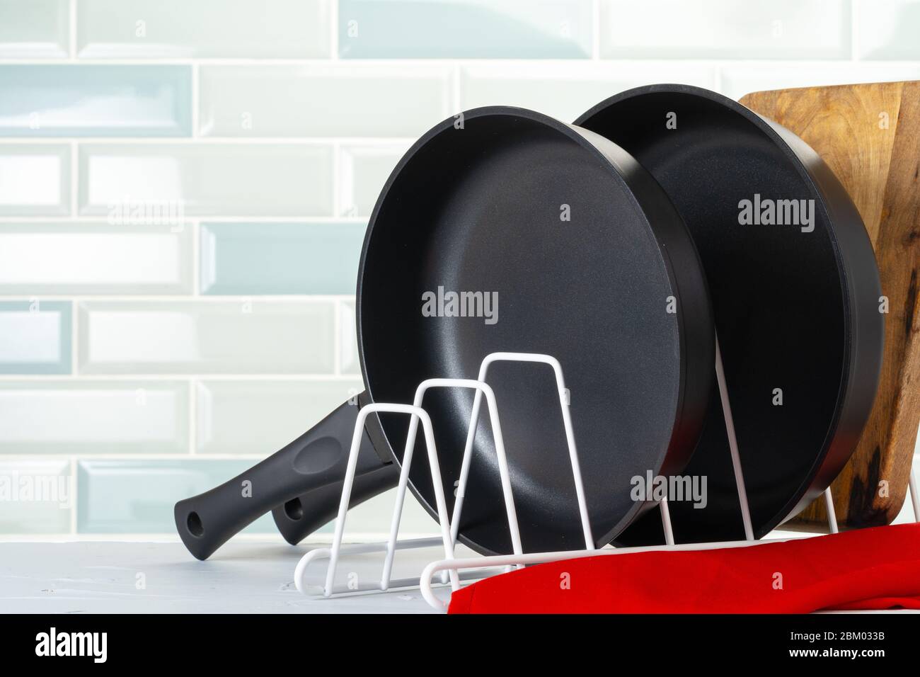 Clean and dry cooking pans on a kitchen counter Stock Photo - Alamy