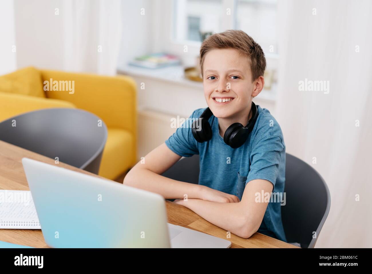 Boy wearing headphones hi-res stock photography and images - Alamy