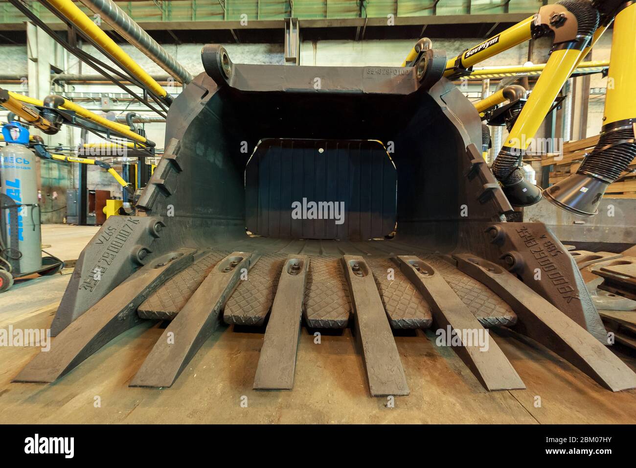 Giant excavator bucket in the workshop of the plant Stock Photo - Alamy