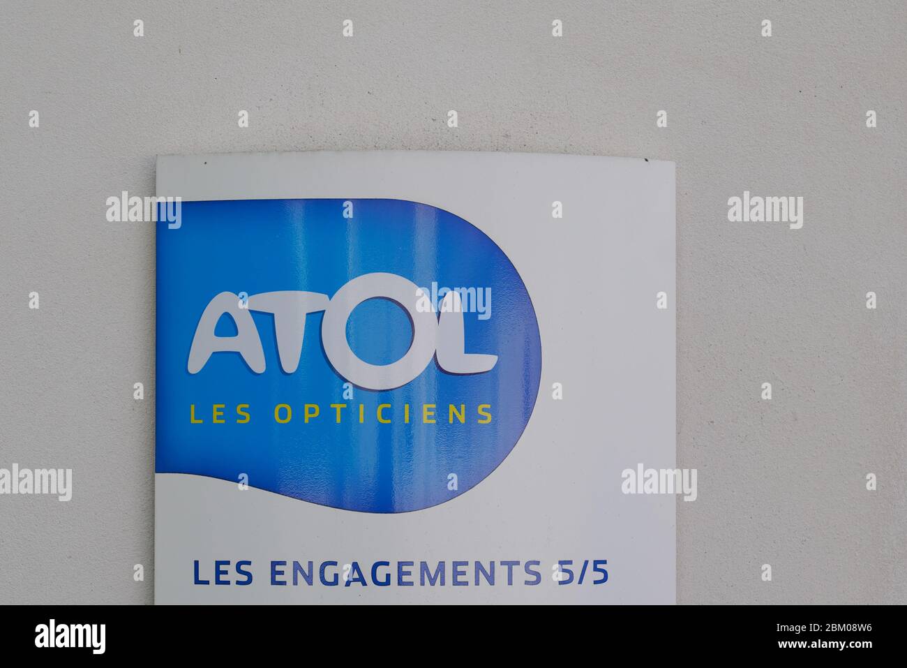 Bordeaux , Aquitaine / France - 05 04 2020 : atol Optic boutique logo ...