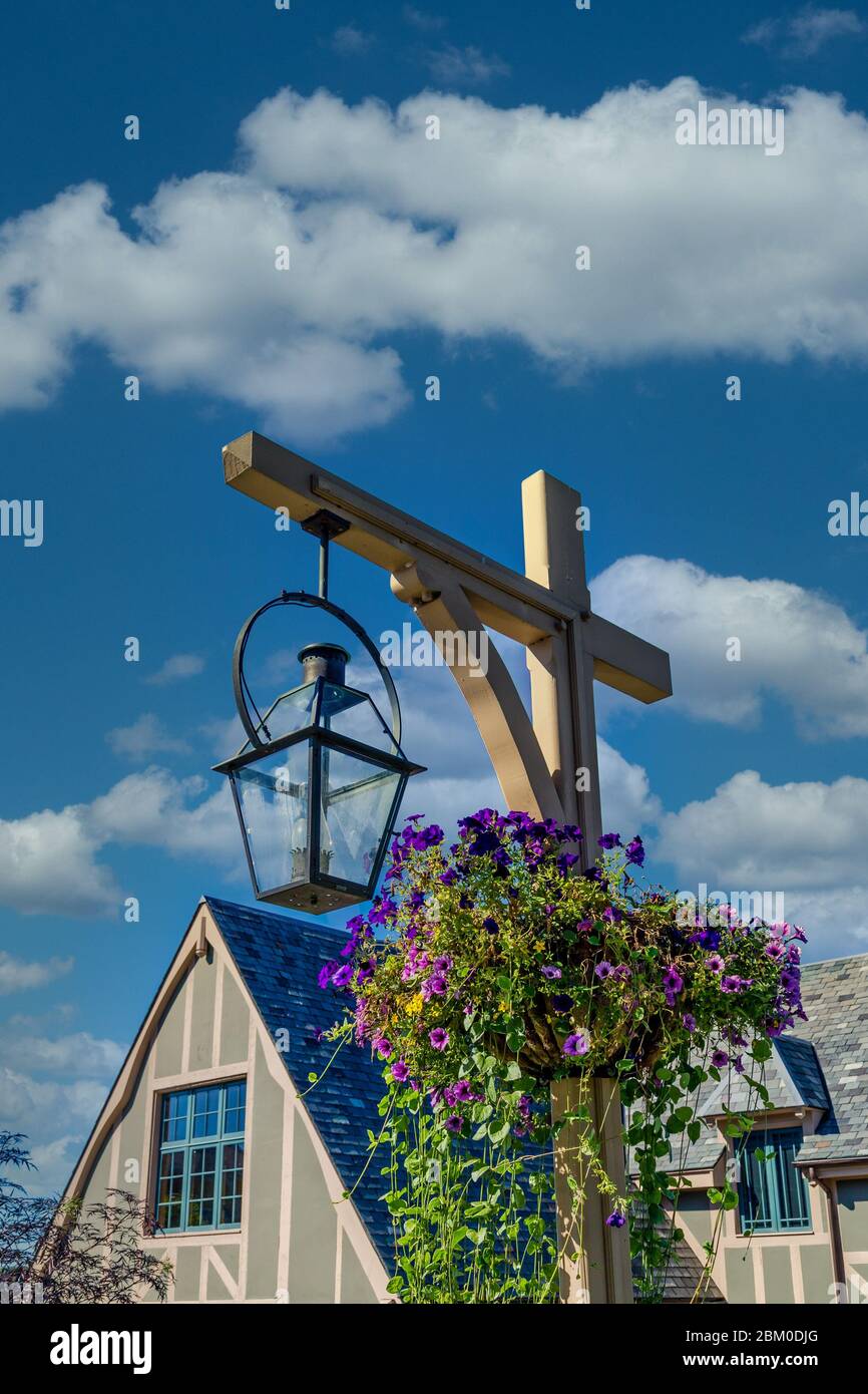 Lamp post hanging flower basket hi-res stock photography and images - Alamy
