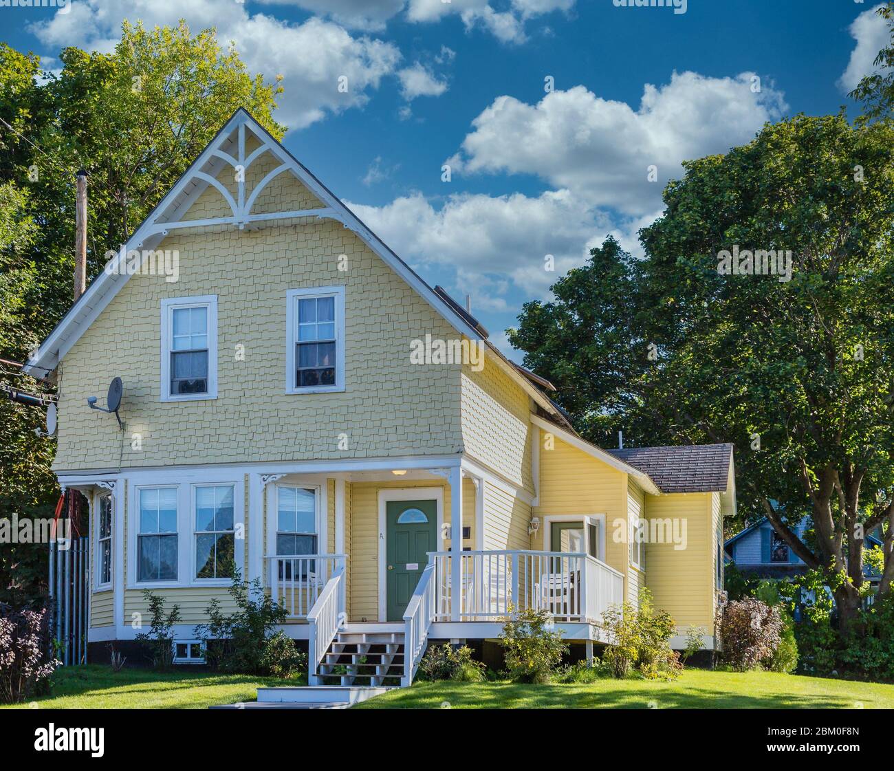 Yellow victorian house hi-res stock photography and images - Alamy