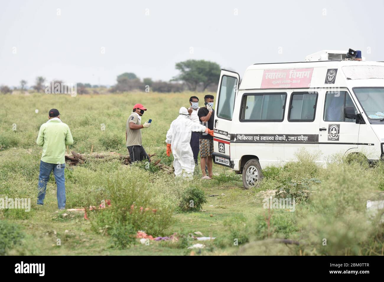 Corona dead body carrying hi-res stock photography and images - Alamy