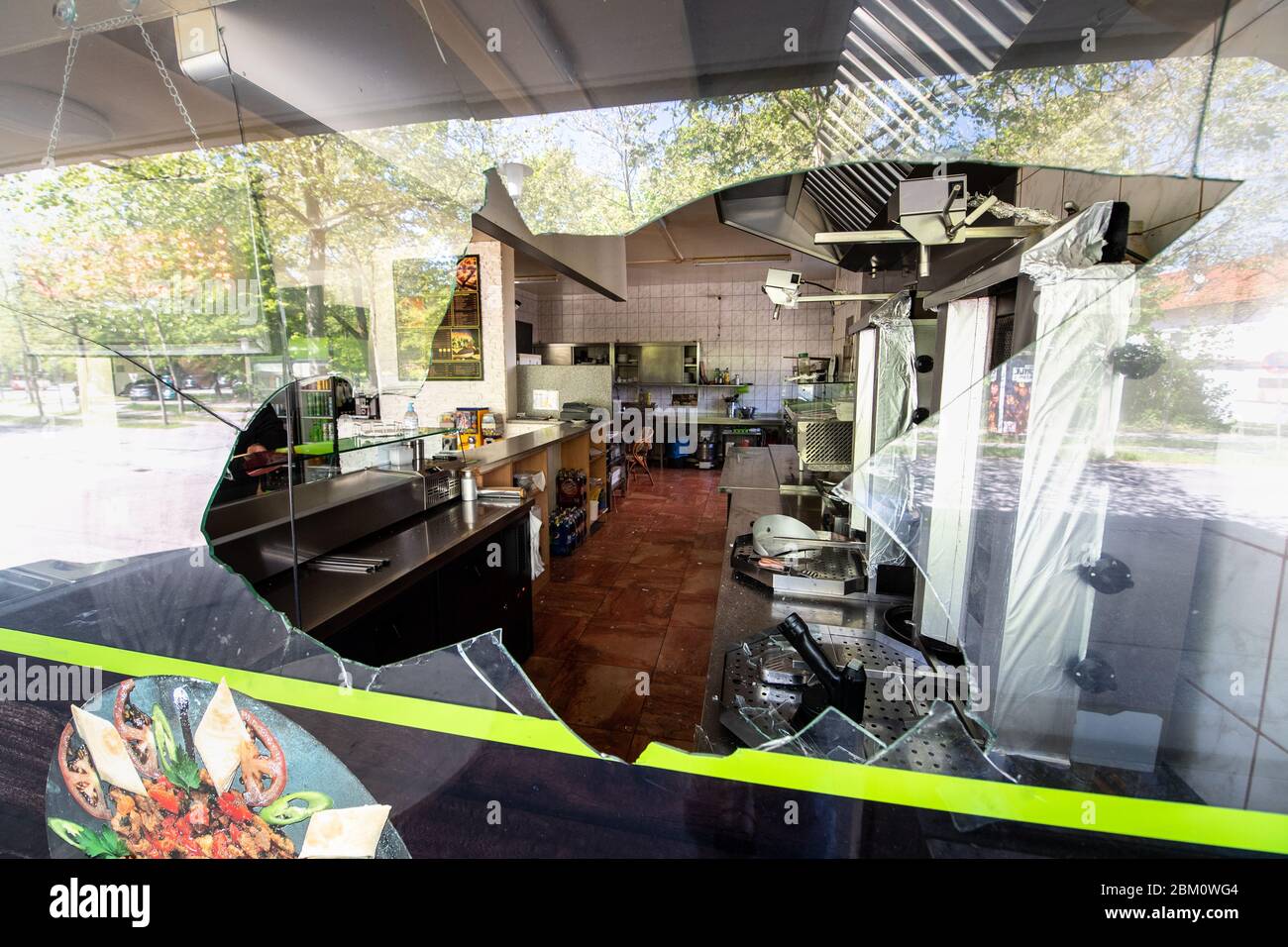 Smashed store windows hi-res stock photography and images - Alamy