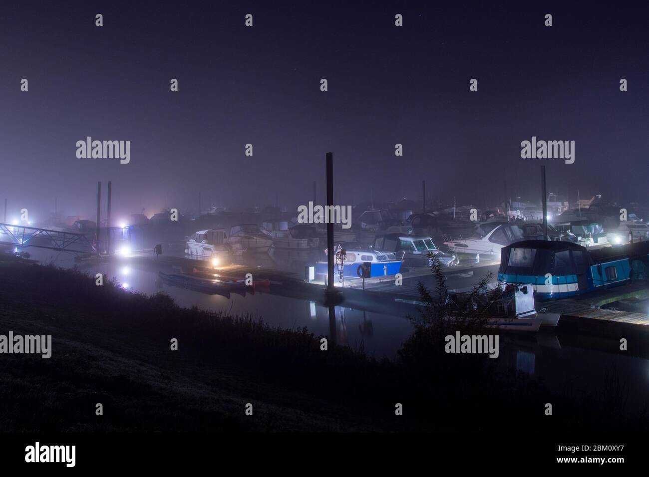 Boats moored at Upton Marina on a foggy winters night. Upton Upon ...