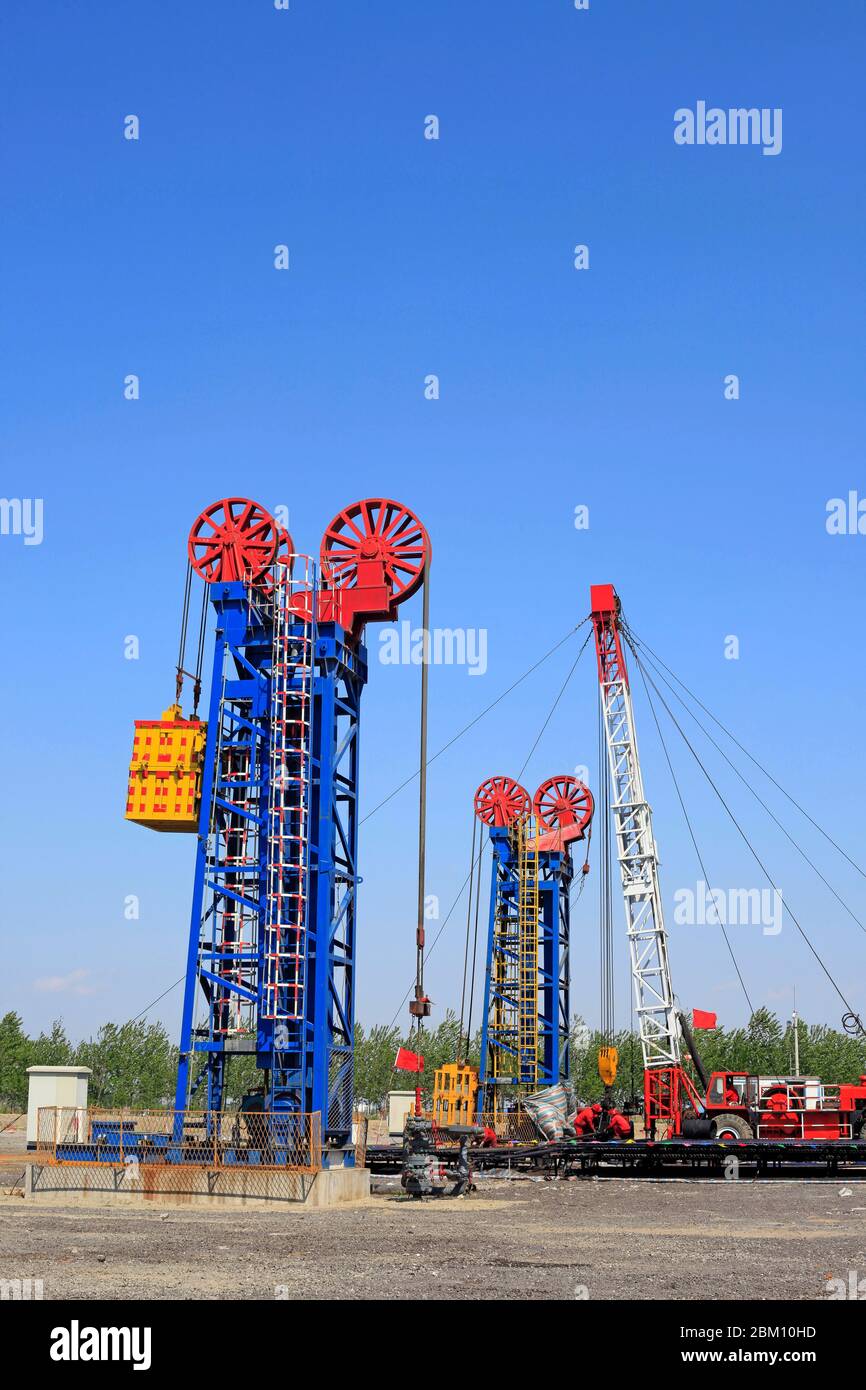 Oil rig and workers helicopter hi-res stock photography and images - Alamy